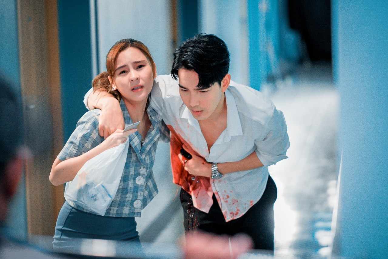 'จี๋ สุทธิรักษ์' บาดเจ็บ ได้ 'ออม สุชาร์' ช่วยชีวิตใน 'เกมรักสลับมิติ'