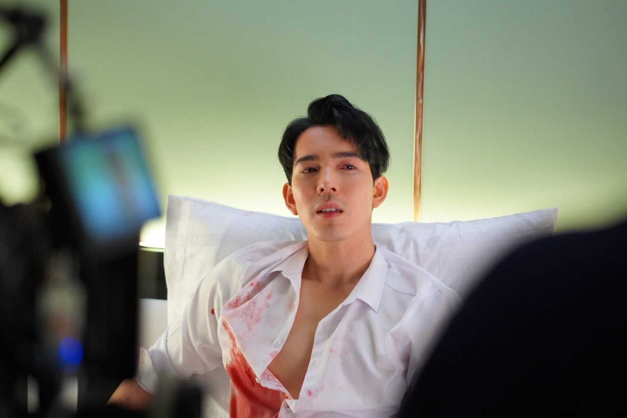 'จี๋ สุทธิรักษ์' บาดเจ็บ ได้ 'ออม สุชาร์' ช่วยชีวิตใน 'เกมรักสลับมิติ'