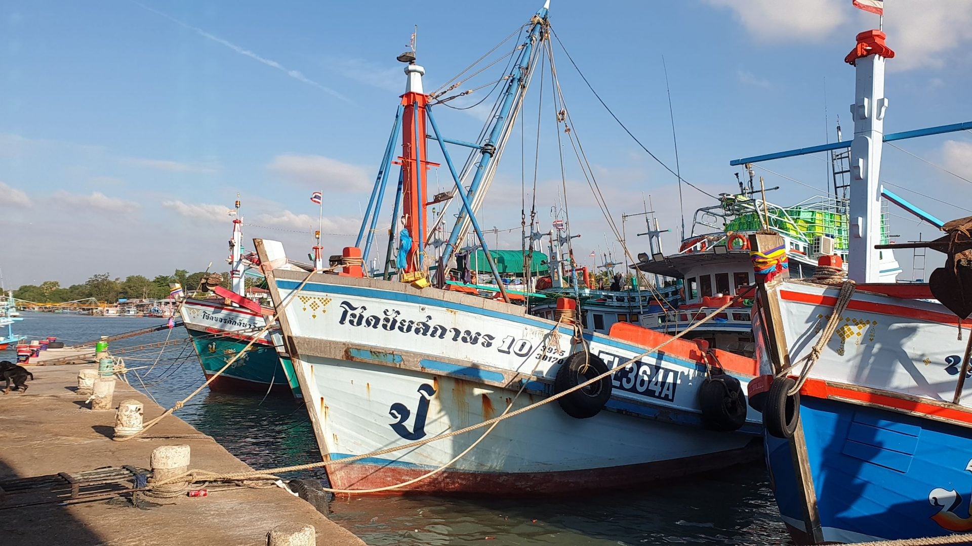 คลื่นสูง 4 เมตร เรือประมงในจังหวัดเพชรบุรี 200 ลำ หยุดออกเรือ
