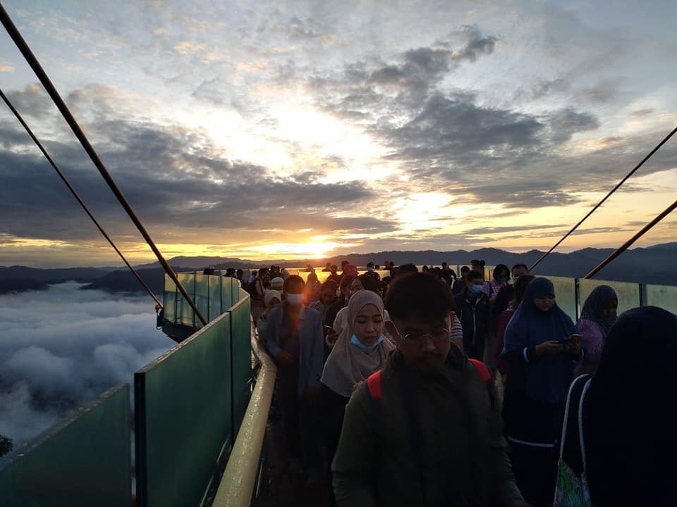 'เบตง' คึกคักนักท่องเที่ยวมาเลเชีย เดินทางเข้าไทยช่วงปิดภาคเรียน