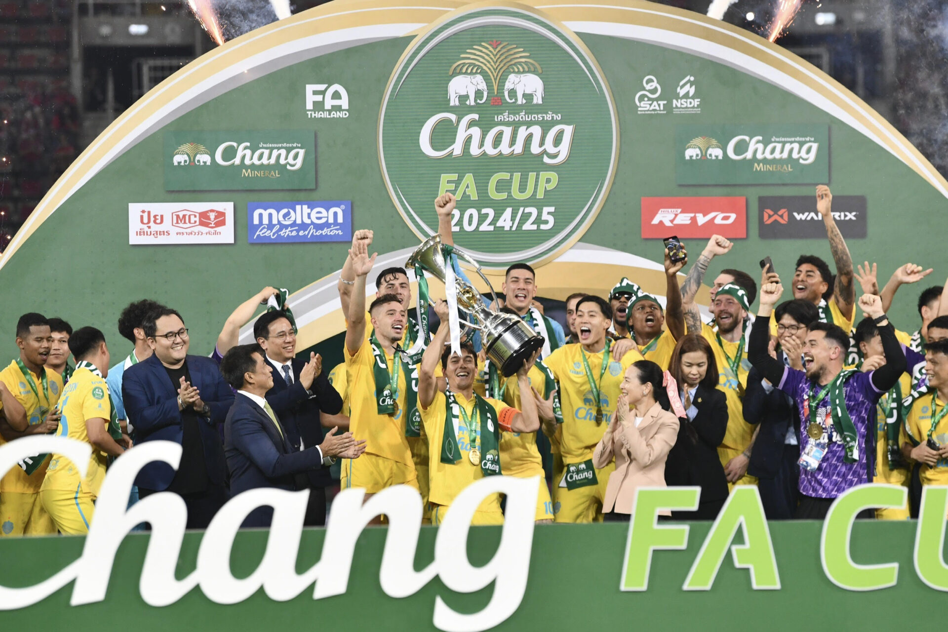 'บุรีรัมย์'ครองถ้วยFA CUPสมัย7 หลังเบียดชนะเมืองทอง3-2