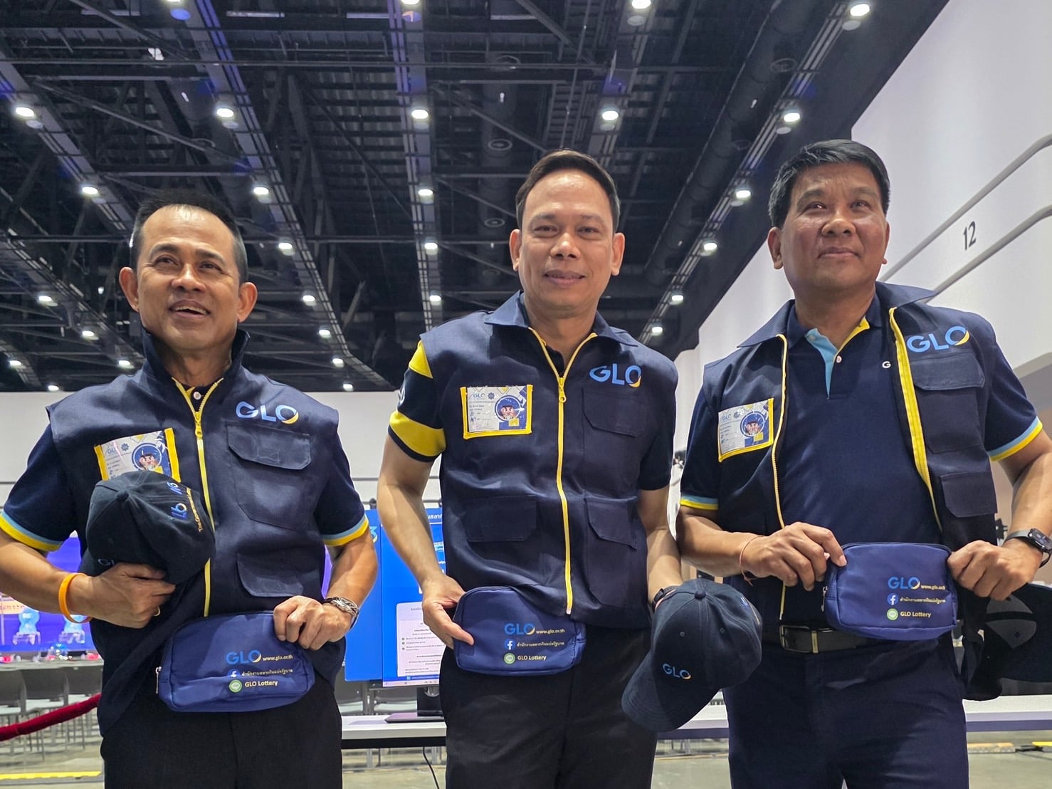 'สำนักงานสลาก' เปิดตัวยูนิฟอร์มขายหวยN3 โชว์เสื้อกั๊กติด QR Code สแกนซื้อผ่านเป๋าตัง